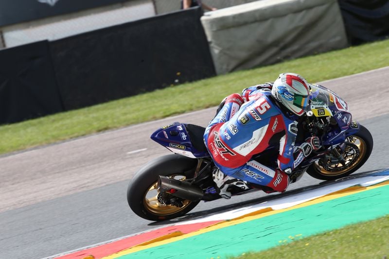 Scott Swan took a lights-to-flag victory in the first race at Thruxton ...