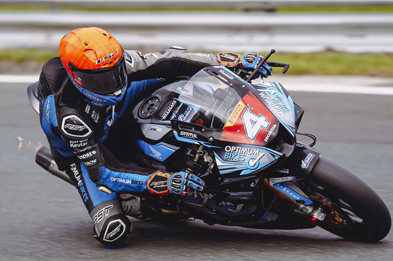 Dan Linfoot extended his championship lead after beating rivals Richard ...